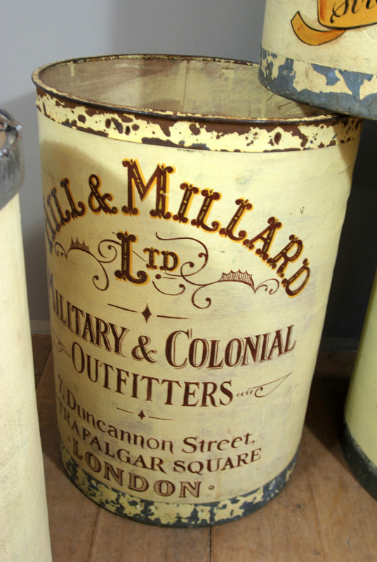 Handgemaakte tonnen. Tonnen elk voorzien van een unieke schilderi ...