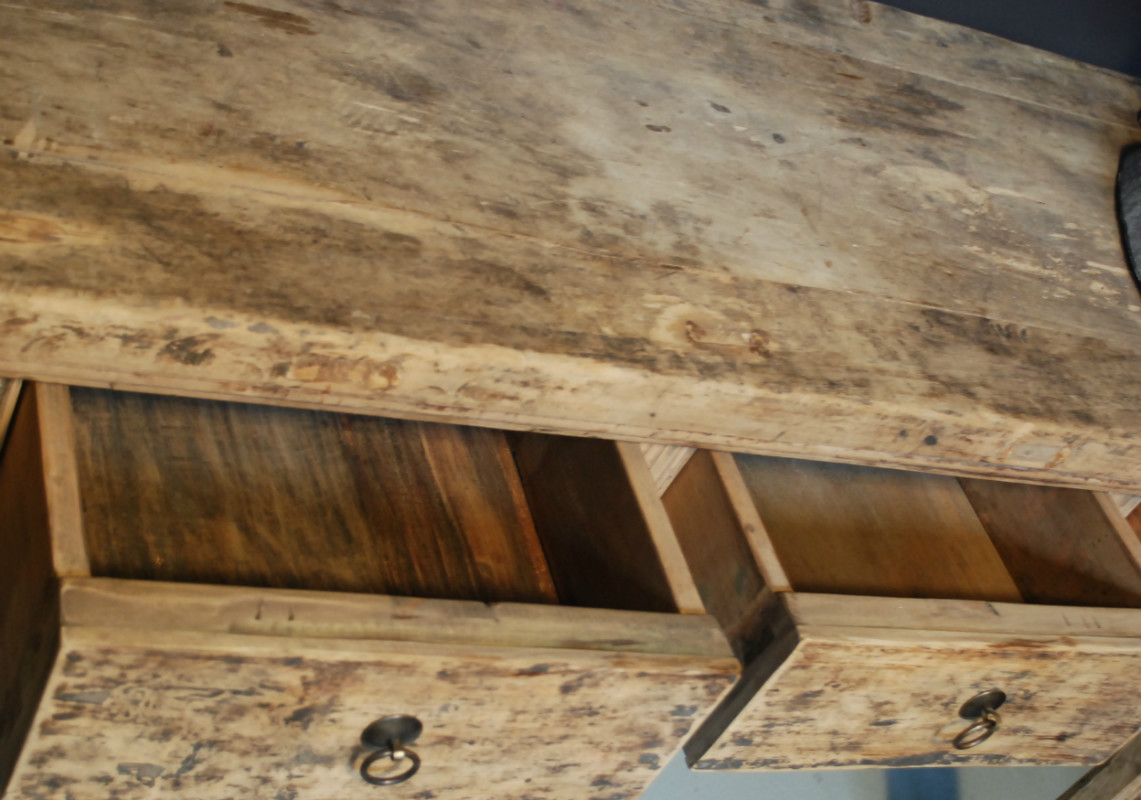 Sidetable gemaakt van oud hout. Mooi landelijk meubelstuk met 4 l ...