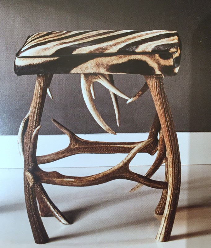 Bankje gemaakt van geweien en bekleed met echte zebrahuid - Zitmeubelen ...