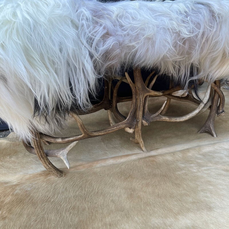 ZG 135, Antlers bench covered with sheepskin - Zitmeubelen - meubels ...