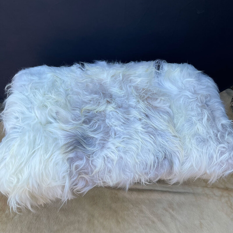 ZG 135, Antlers bench covered with sheepskin - Zitmeubelen - meubels ...